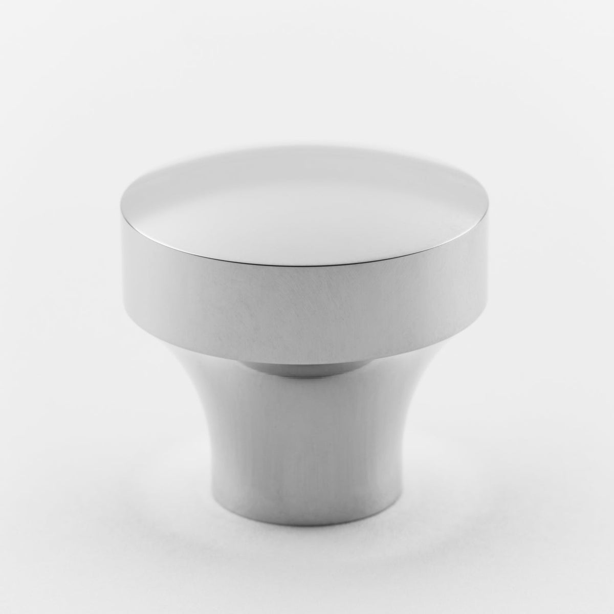 3901, Knob - 1-1/4", Classic Brass Apres Collection – FineKnobs.com